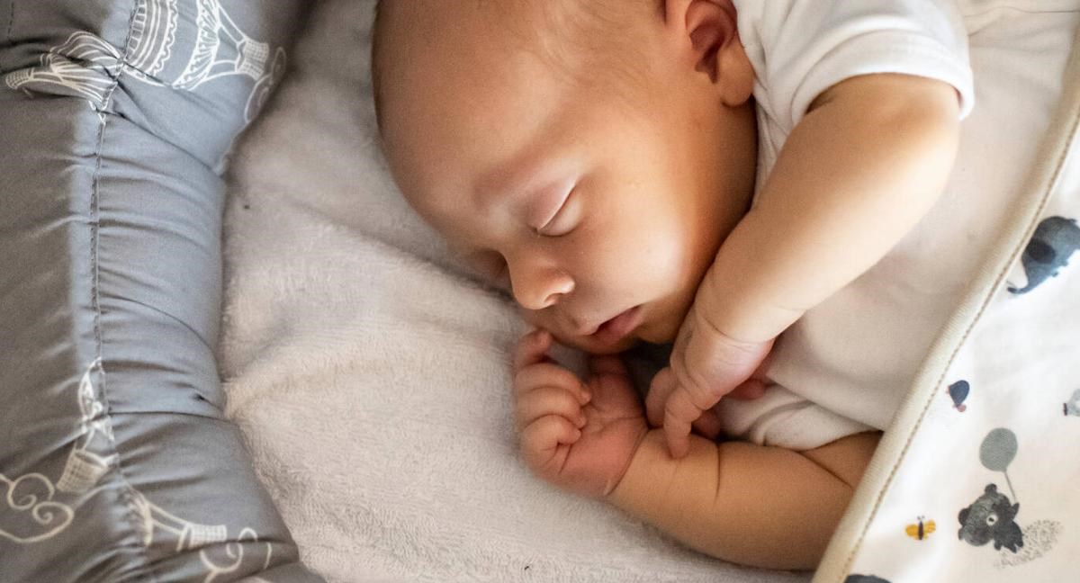 Bebis sover dåligt – orsaker och tips för bättre sömn